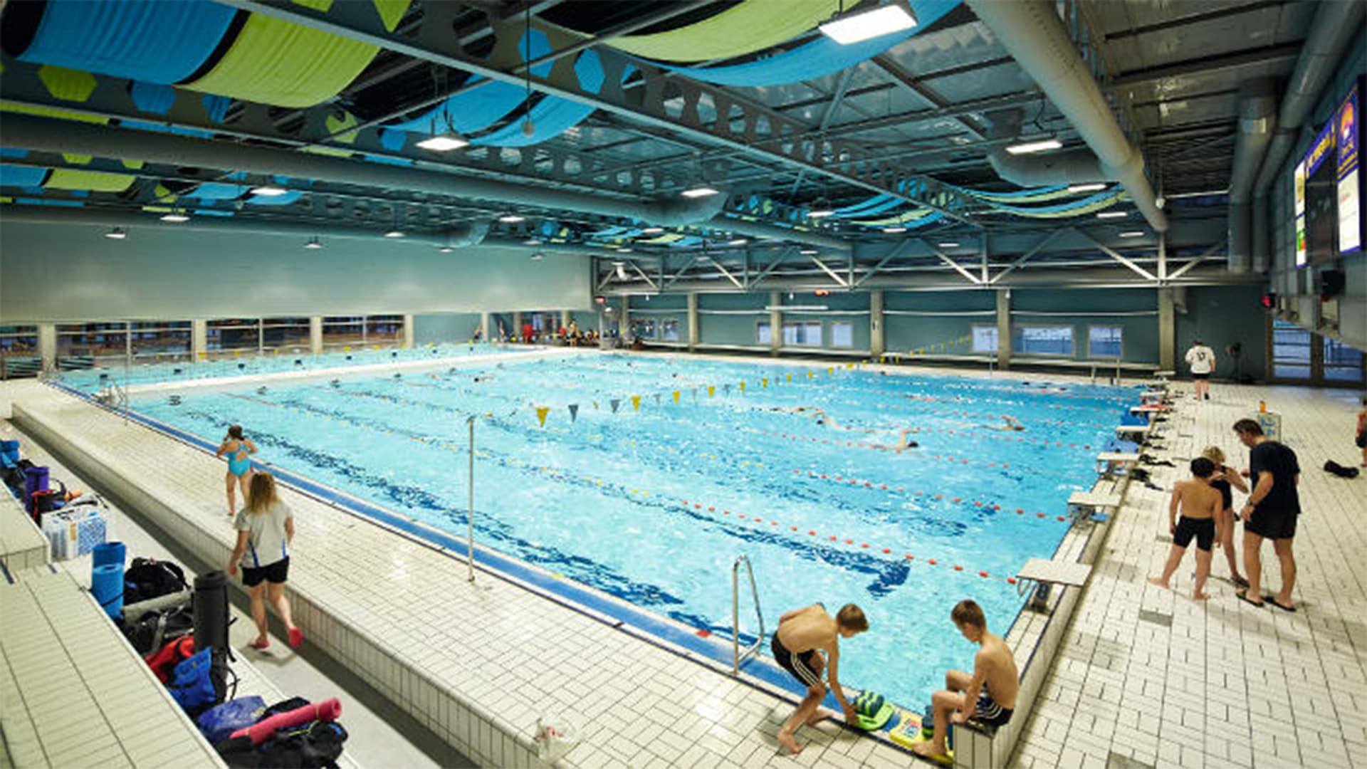 LED indoor flood lights - Sports | Philips lighting